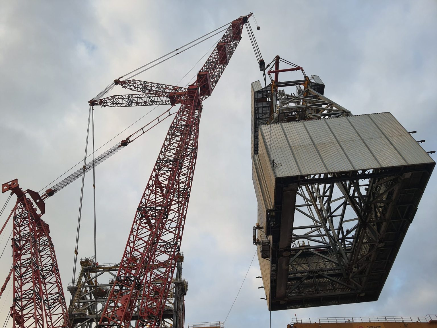 Drill ship KANUNI - Derrick Removal & Reinstallation - Global Offshore ...